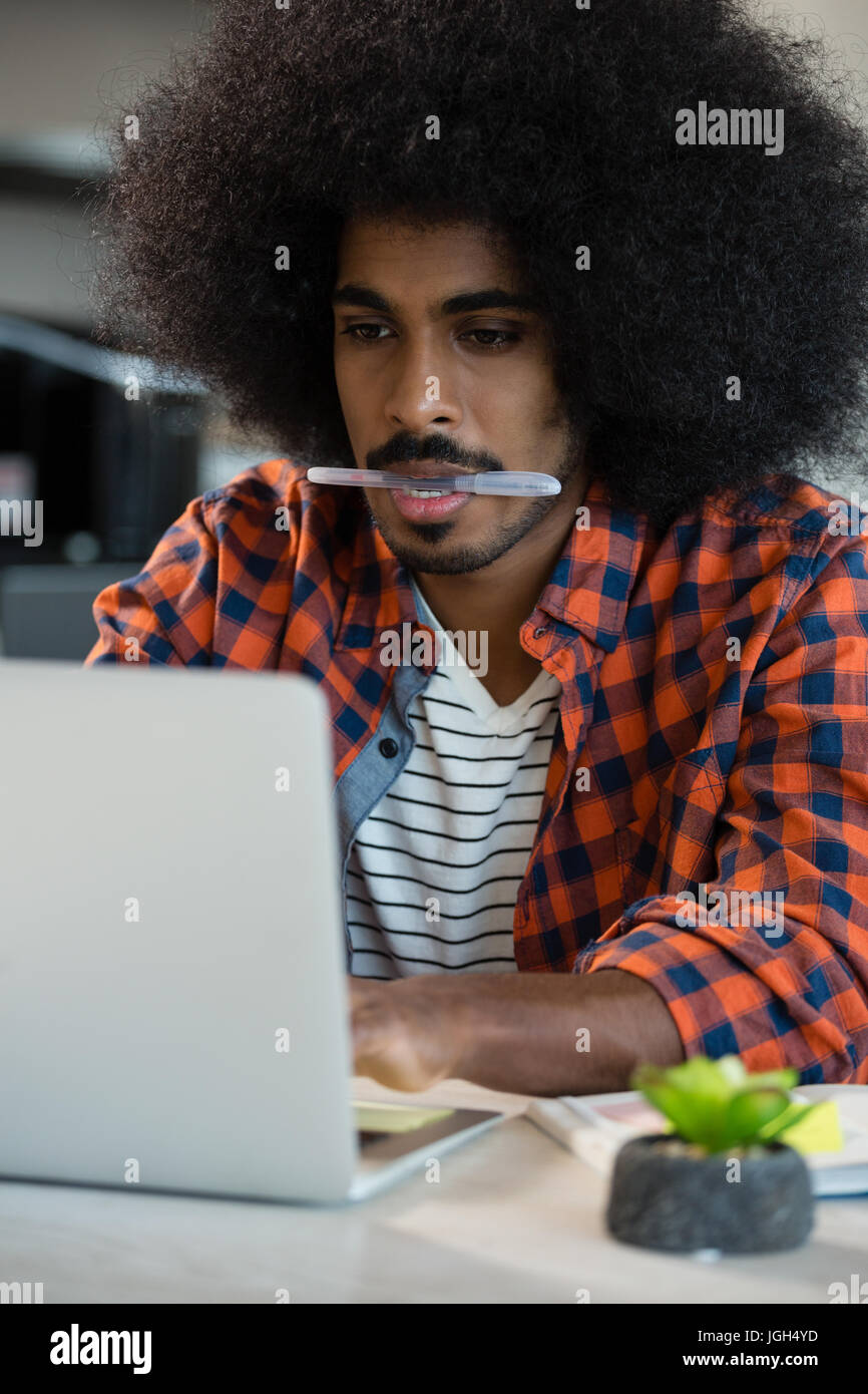 Person mouth pen hi-res stock photography and images - Alamy