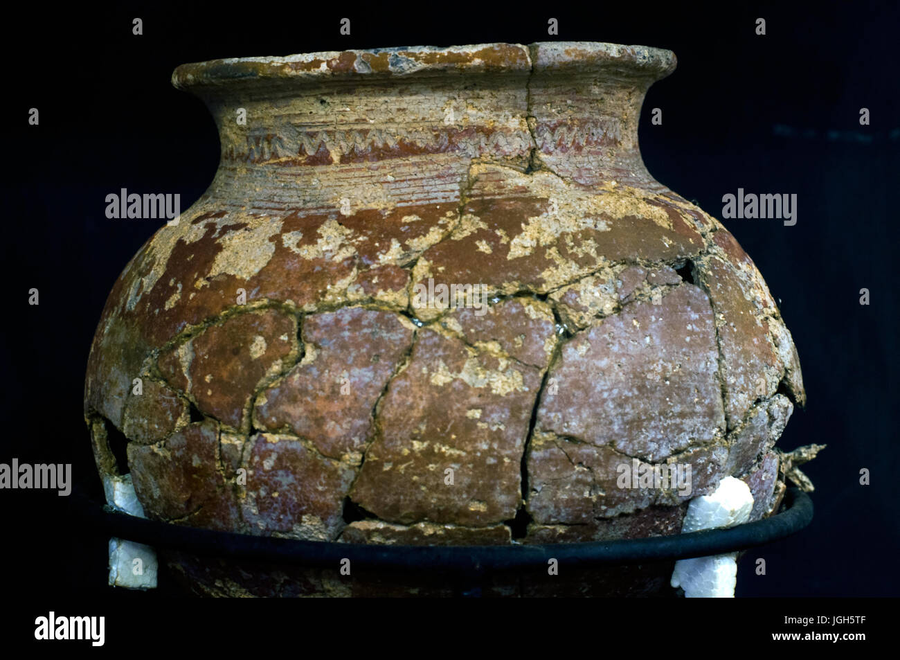Ancient pottery from Lao Paco, Lao National Museum, Samsethai Road ...