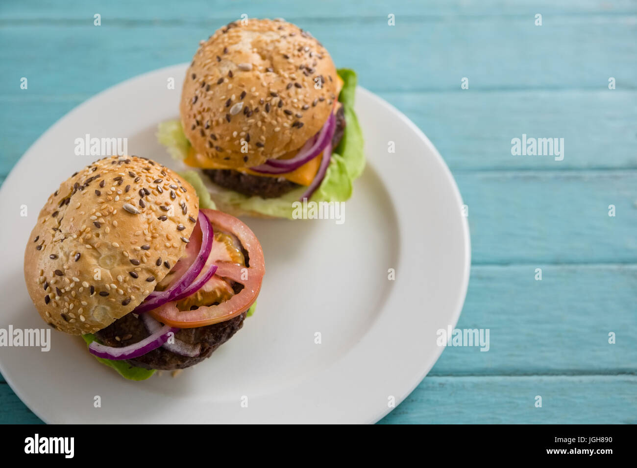 Cheeseburger on blue plate hi-res stock photography and images - Alamy