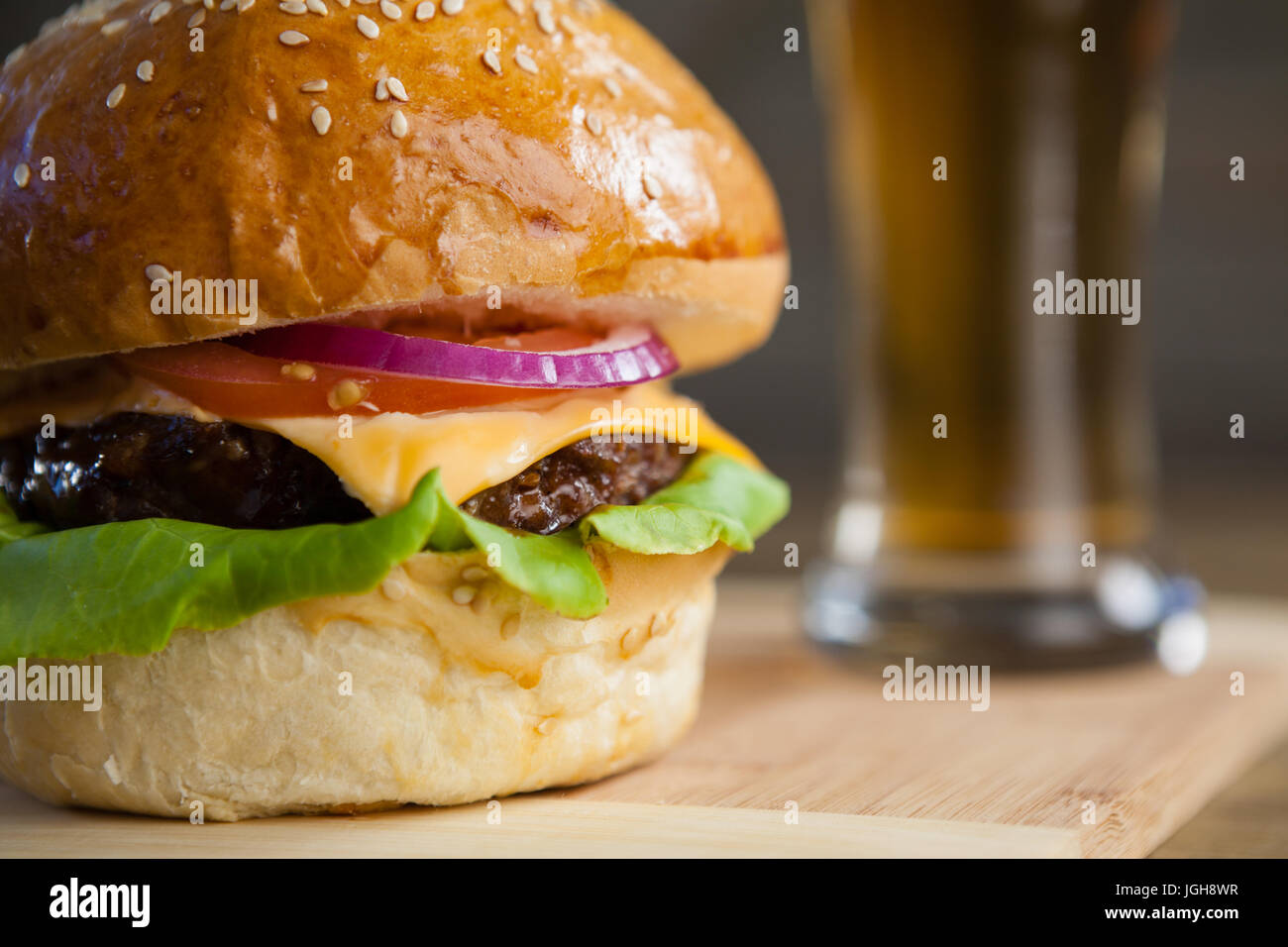 Burger on chopping board hi-res stock photography and images - Alamy
