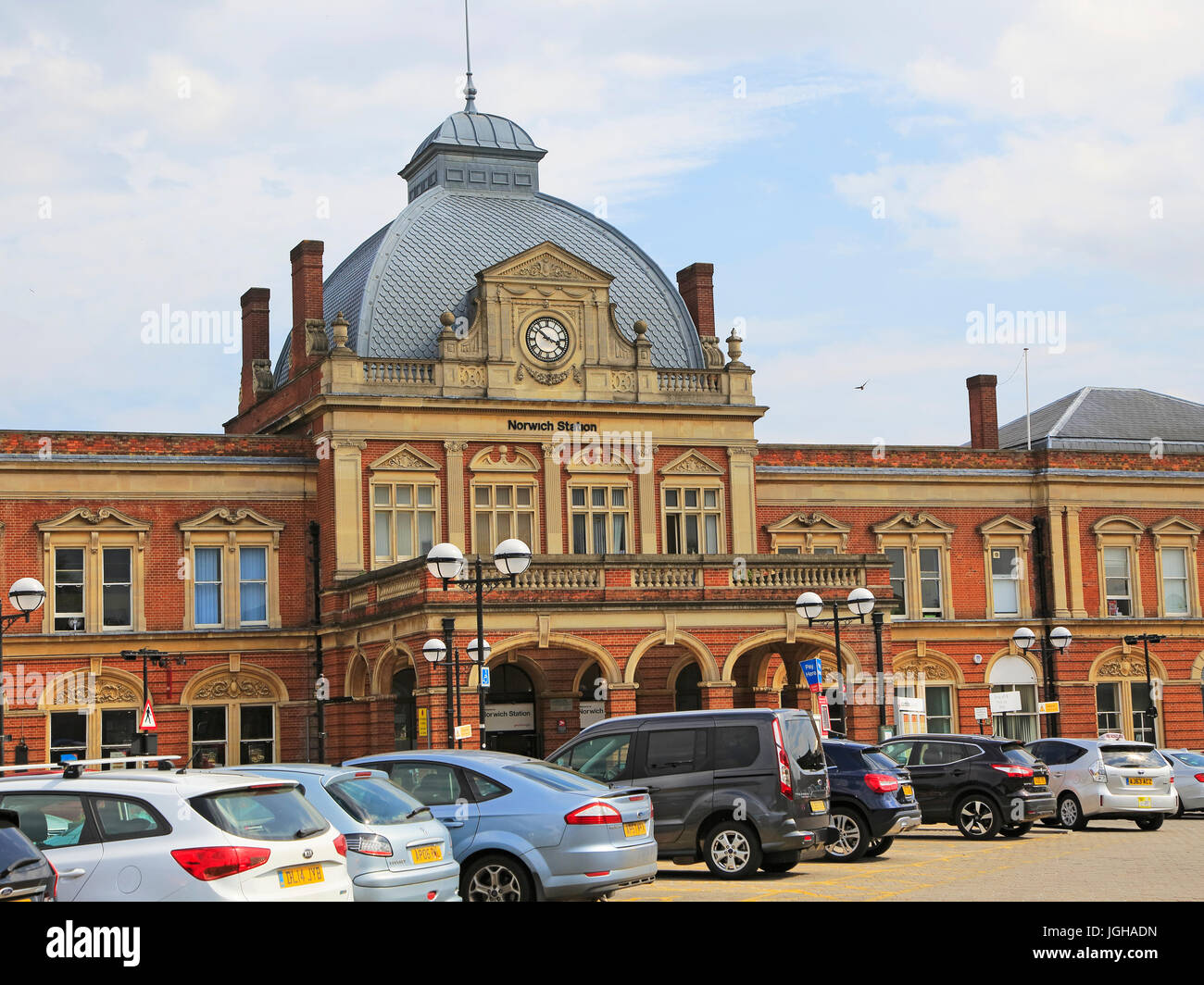 Car parked outside train station hi-res stock photography and images ...