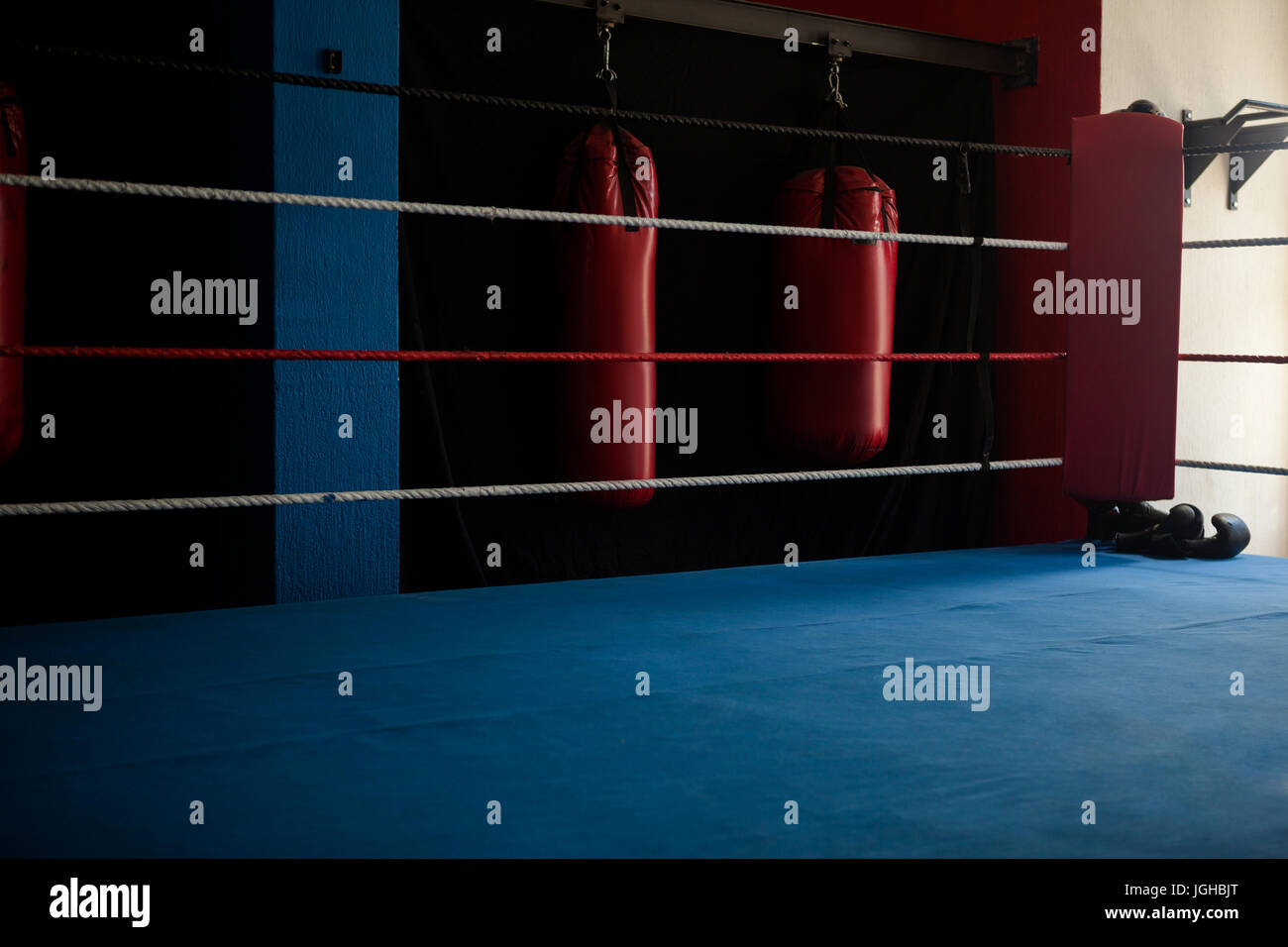 Boxing ring empty hi-res stock photography and images - Alamy