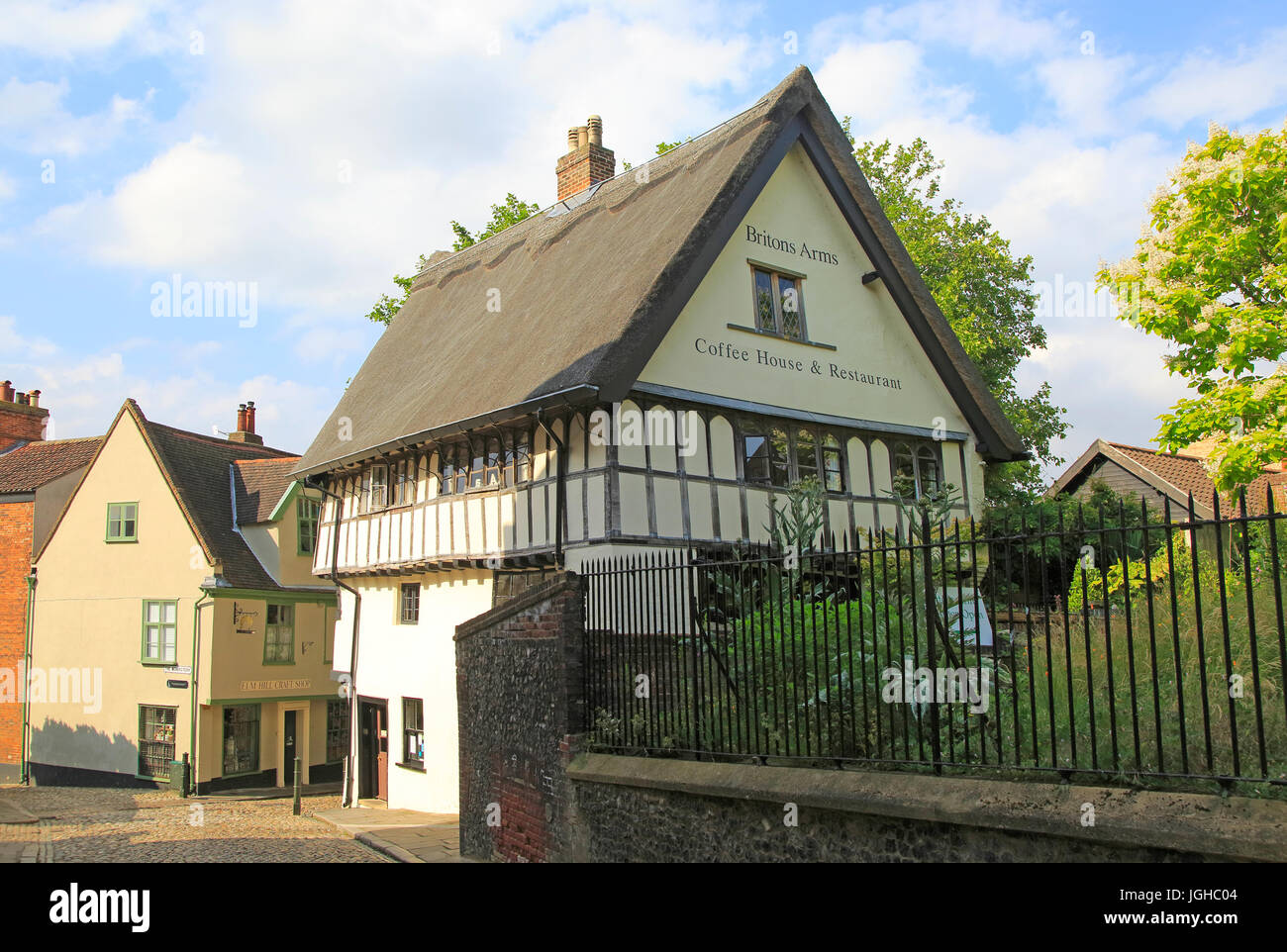 Britons Arms medieval building, Elm Hill cobbled lane street, Norwich ...