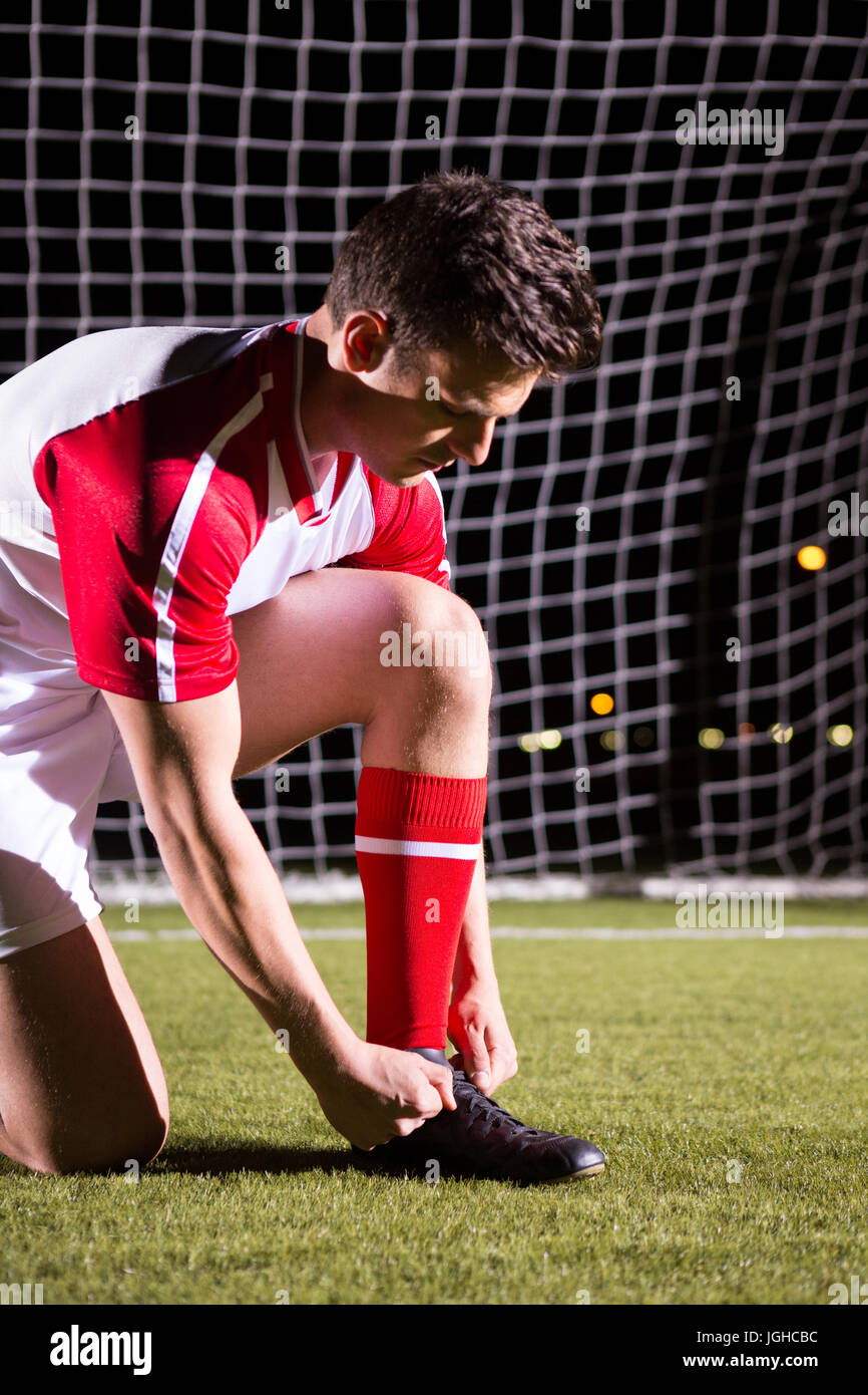 Soccer player tying shoe hi-res stock photography and images - Alamy