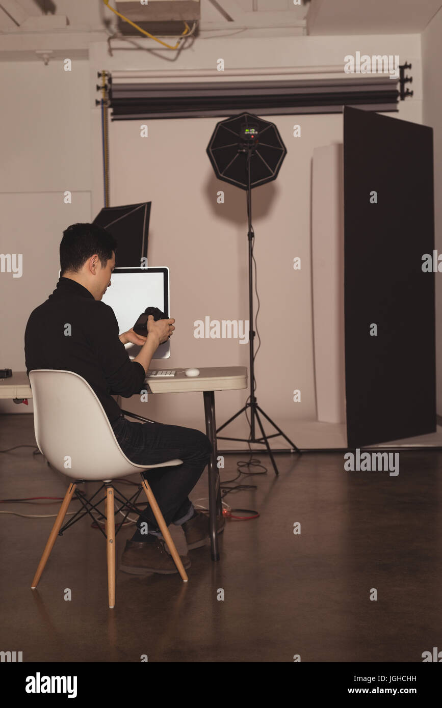 Adjusting computer monitor hi-res stock photography and images - Alamy