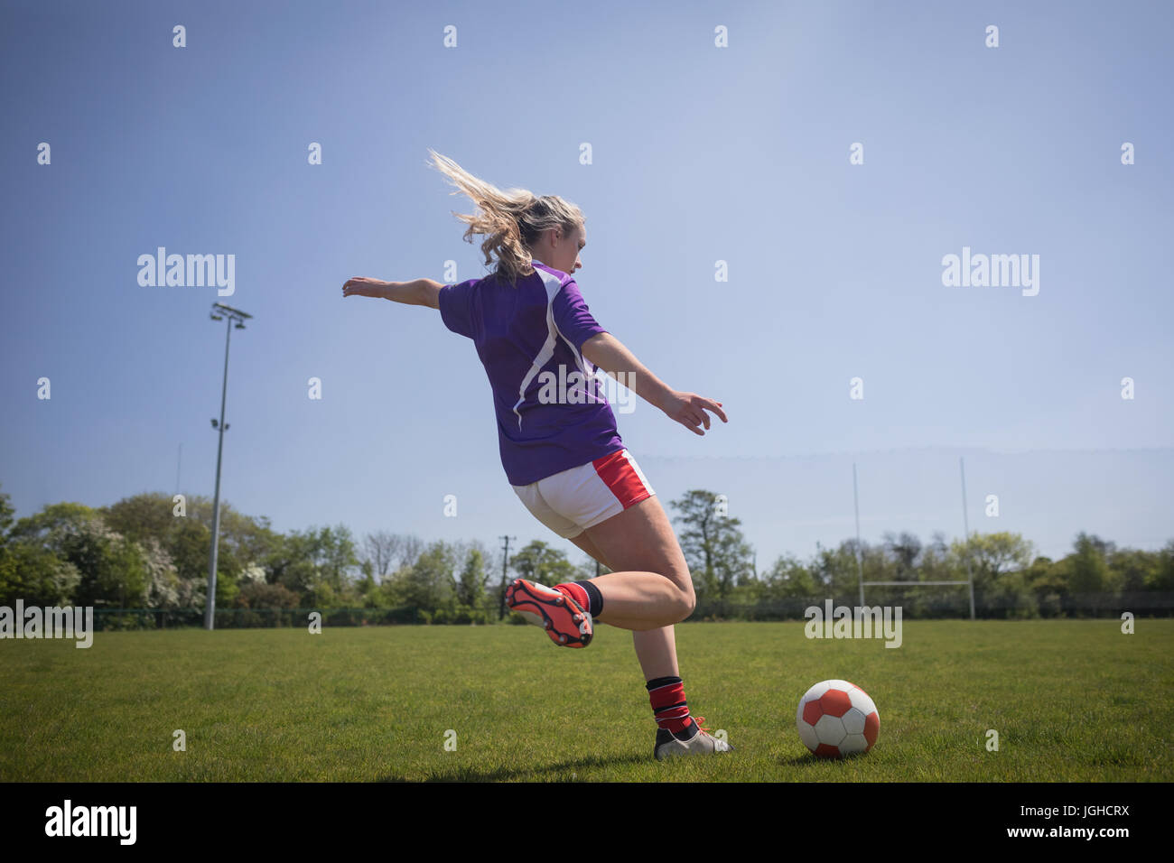 Soccer player woman kicking ball hi-res stock photography and images ...
