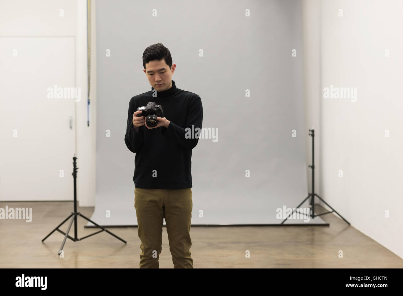 Camera studio backdrop photographer hi-res stock photography and images ...