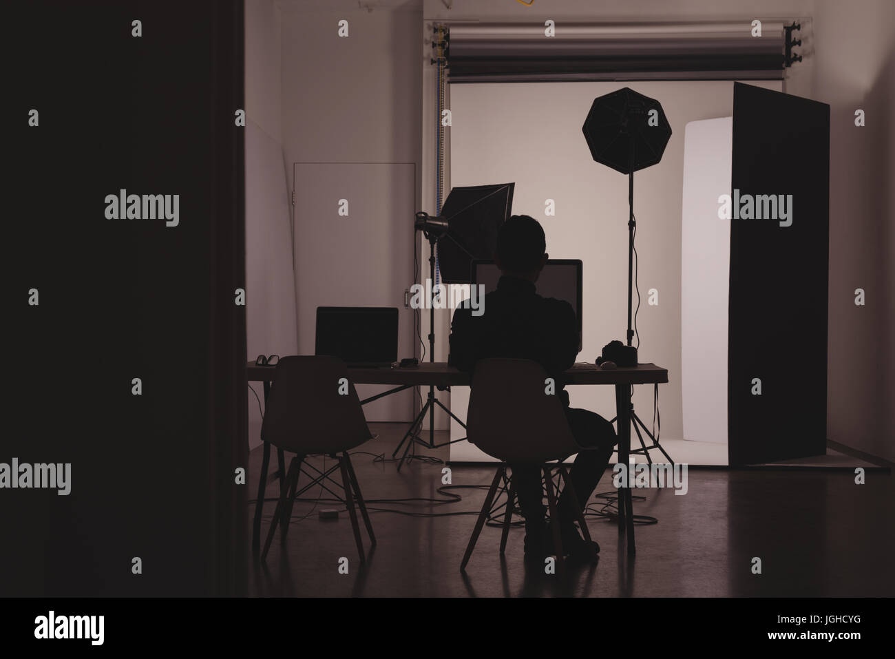 Photographer studio silhouette hi-res stock photography and images - Alamy