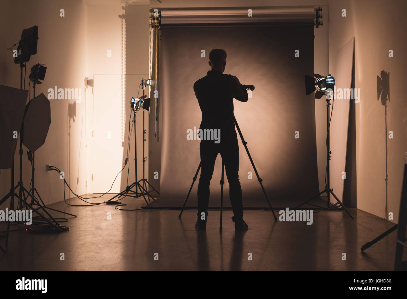 Camera studio backdrop photographer hi-res stock photography and images ...