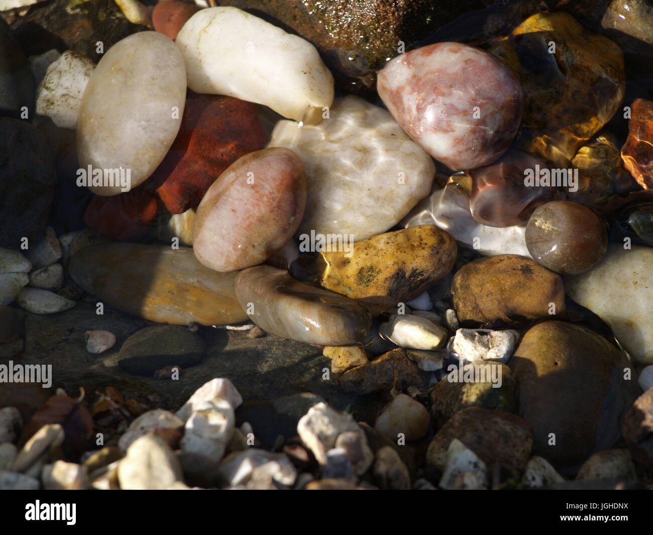 wet rocks and pebbles Stock Photo - Alamy