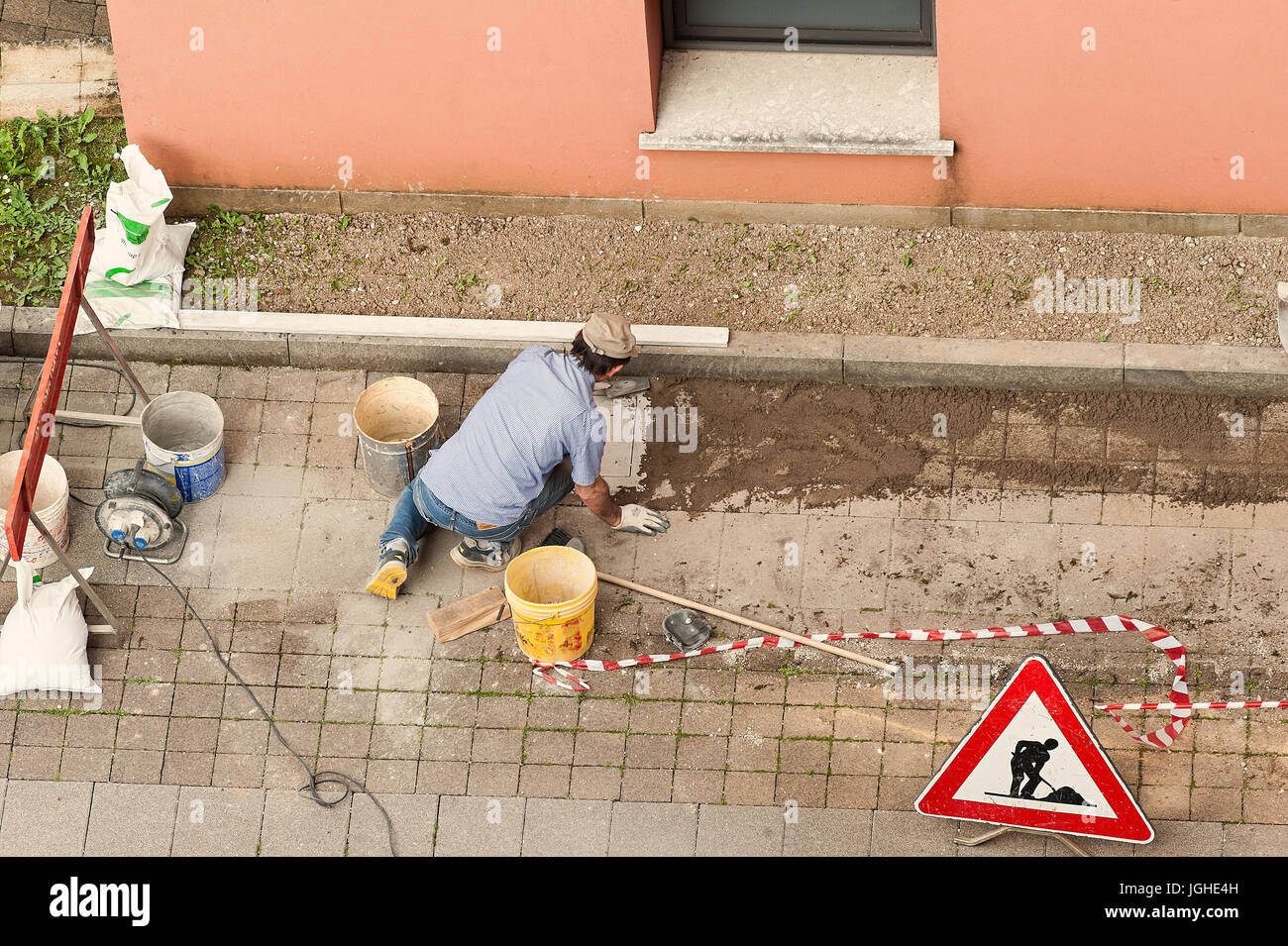 Construction worker bricklayer hi-res stock photography and images - Alamy