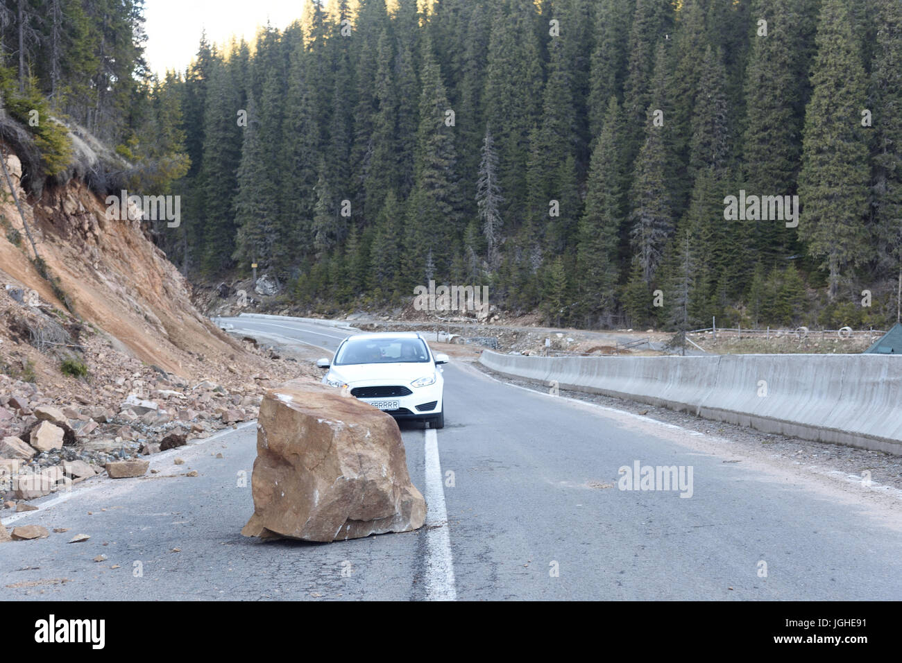 Car falling rocks hi-res stock photography and images - Alamy