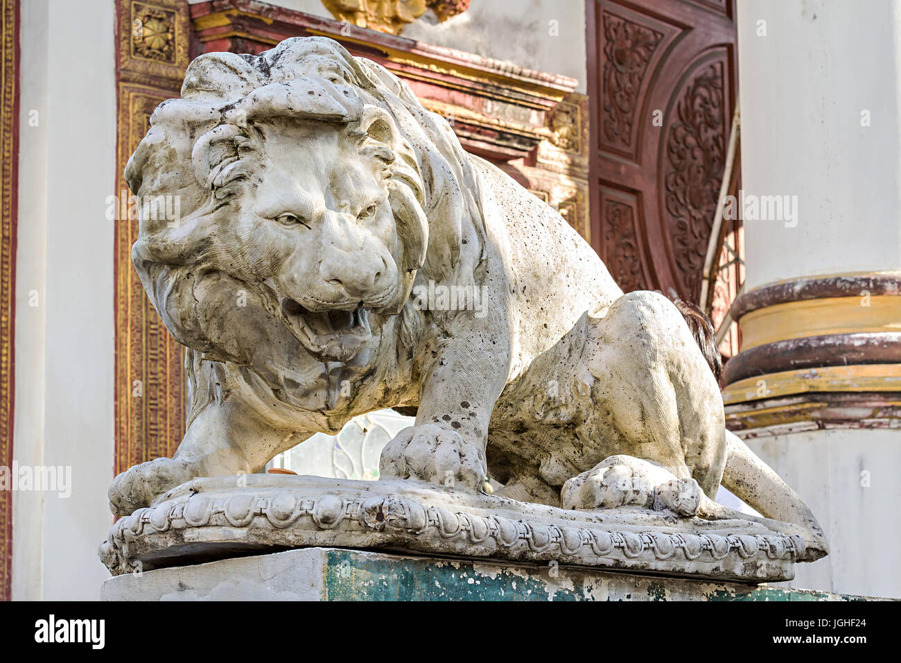 Ancient statue of a reclining lion Stock Photo - Alamy