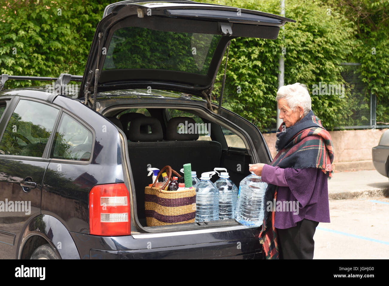 Woman loading car with grocery shopping hi-res stock photography and ...