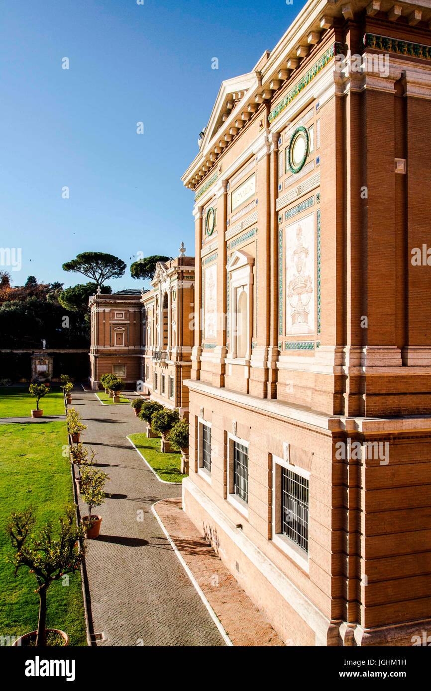 Internal facade of Vatican Museum viewed from Belvedere Courtyard ...