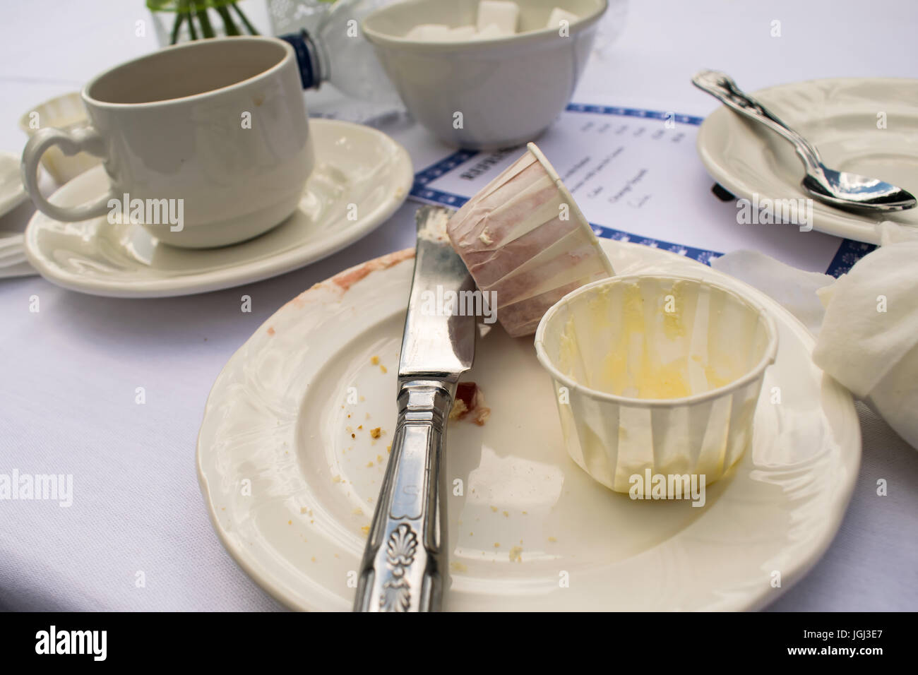 Dirty paper plates hi-res stock photography and images - Alamy