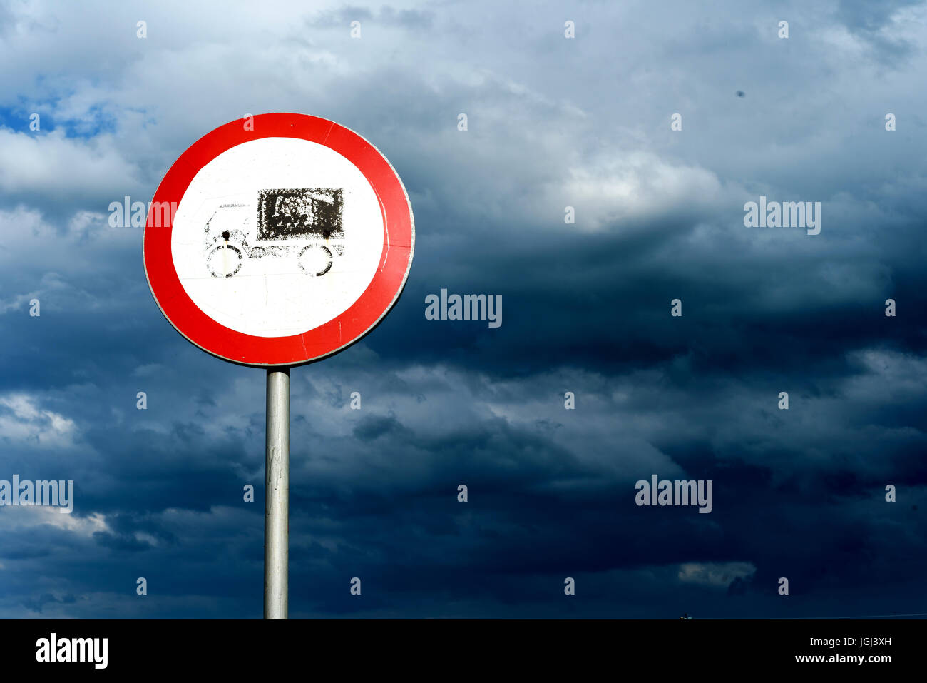Prohibited lorry road sign hi-res stock photography and images - Alamy