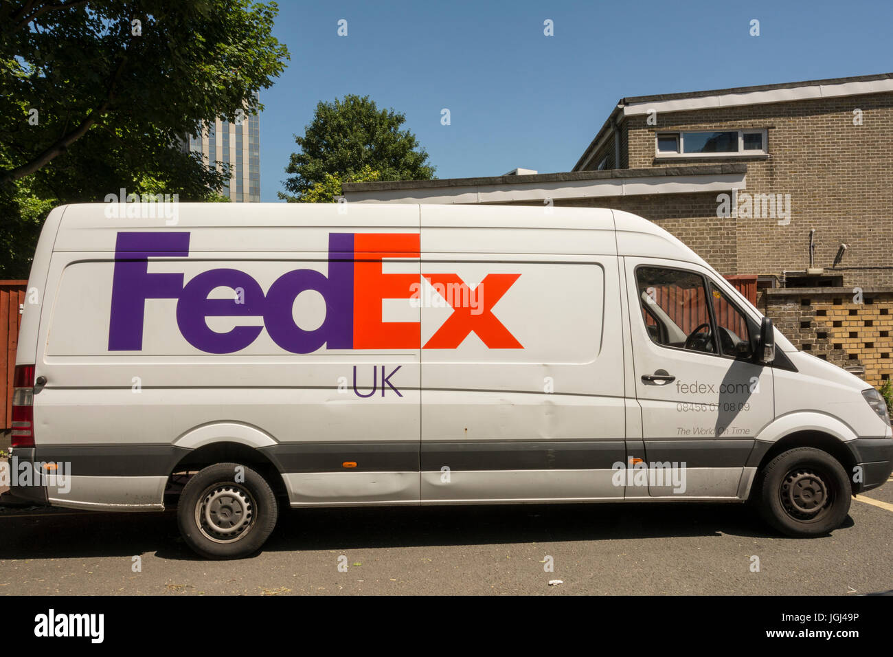 Fedex van uk hi-res stock photography and images - Alamy