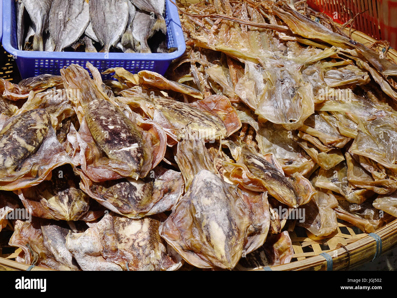 Traditional asian fish market stall full hi-res stock photography and ...