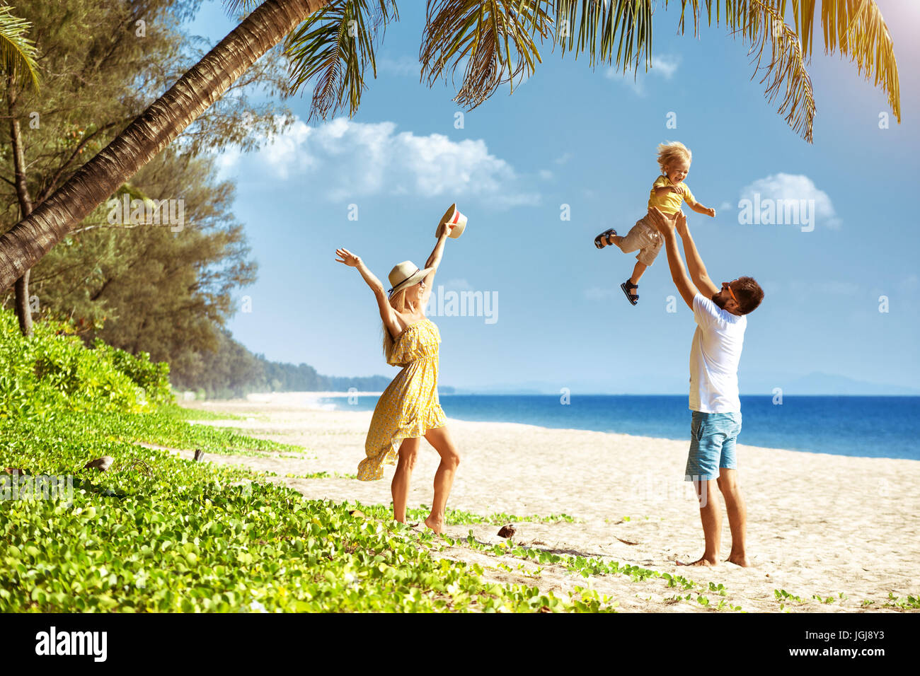 Family beach walking happy summer hi-res stock photography and images ...