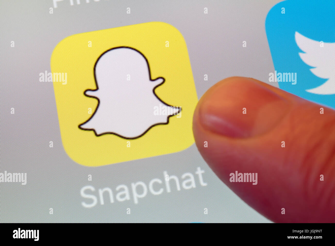 Snapchat mobile app icon hi-res stock photography and images - Alamy
