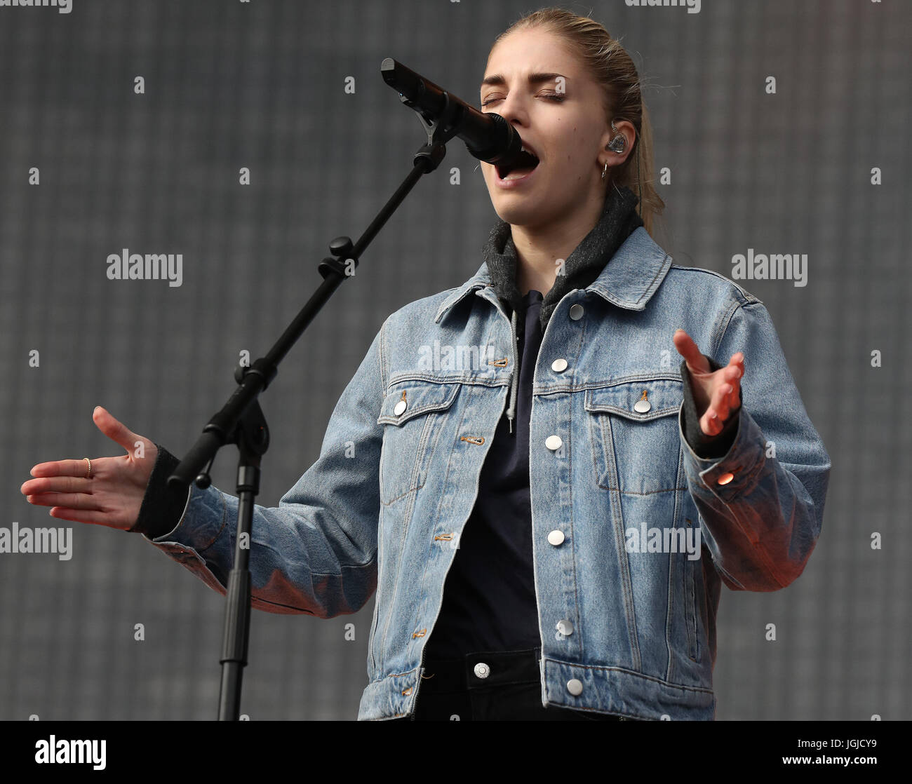 Hannah reid london grammar hi-res stock photography and images - Alamy