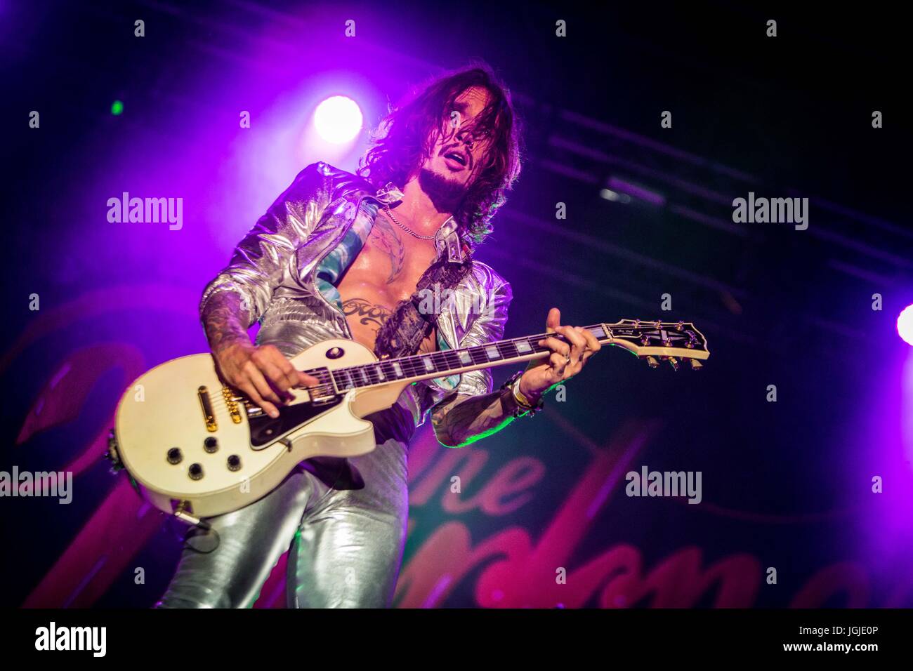 Justin hawkins singer guitarist darkness hi-res stock photography and ...