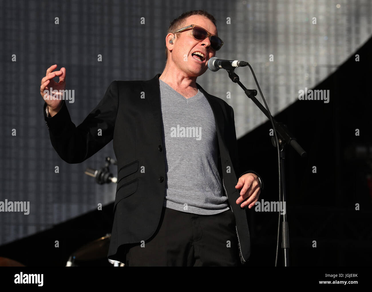 Stuart murdoch hi-res stock photography and images - Alamy
