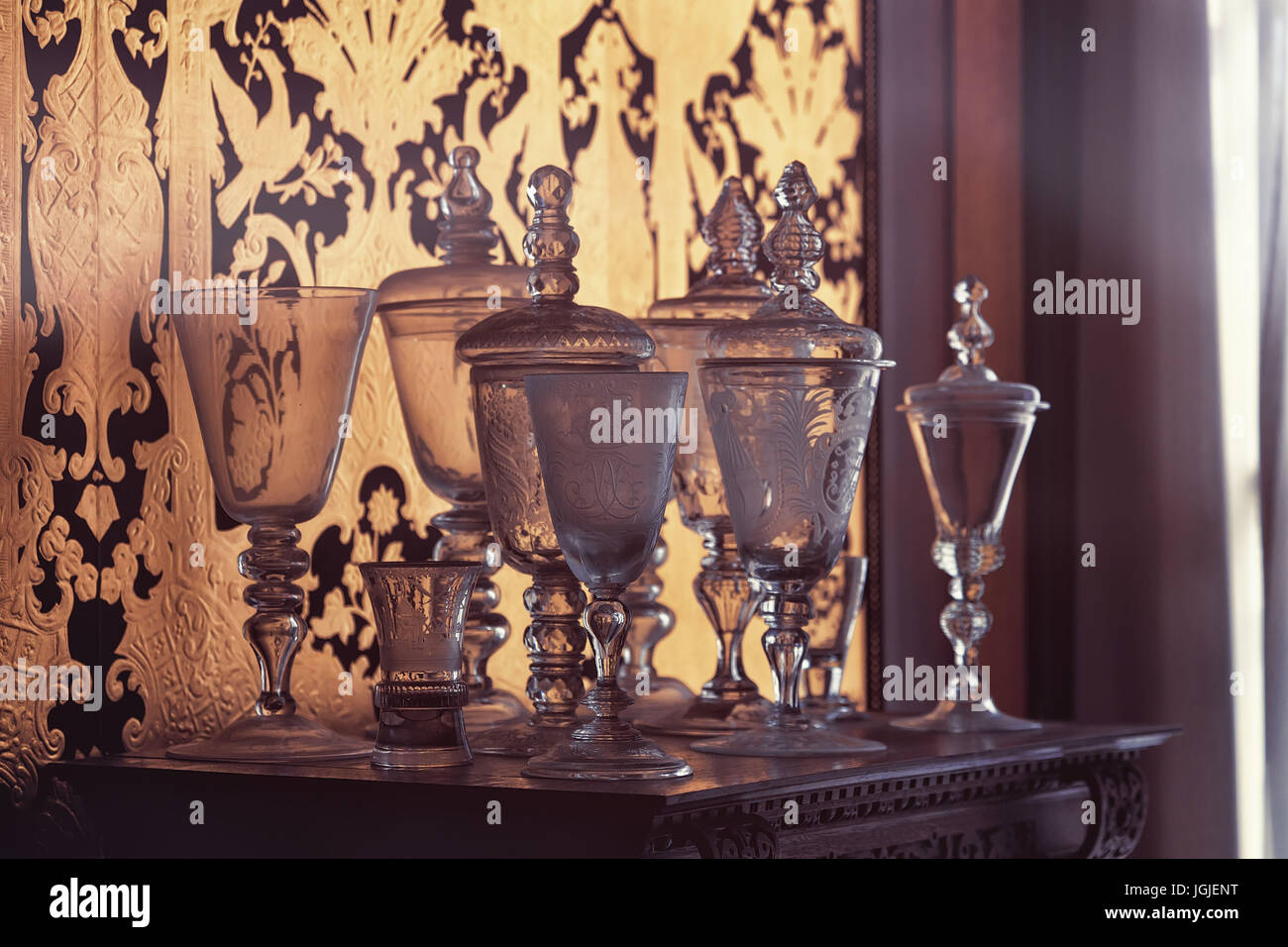 Crystal table service hi-res stock photography and images - Alamy