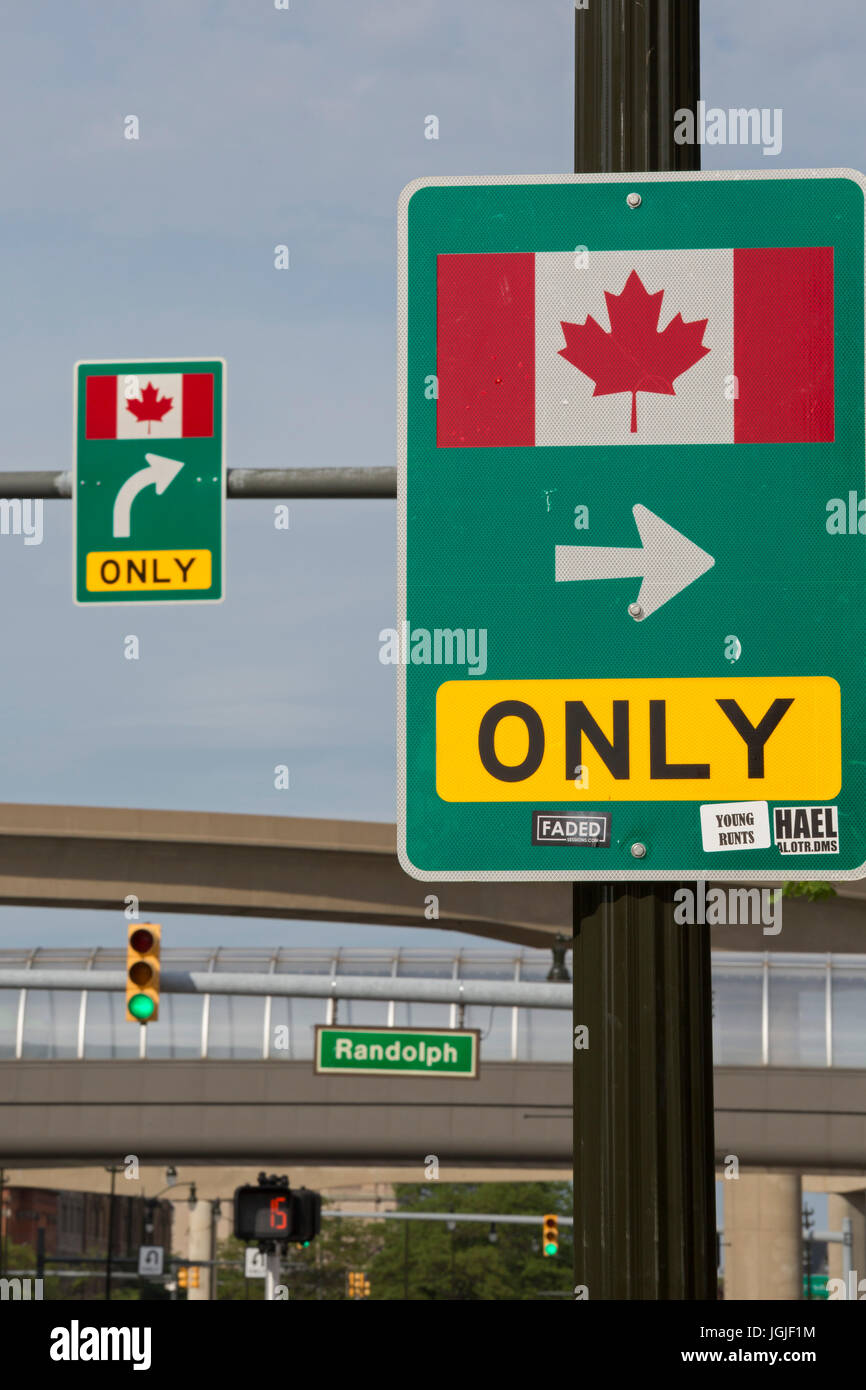 Border crossing signs canada hi-res stock photography and images - Alamy