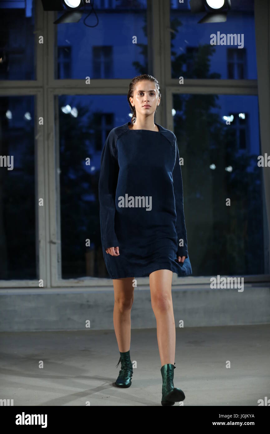 Berlin, Germany. 07th July, 2017. The photo shows models with the ...