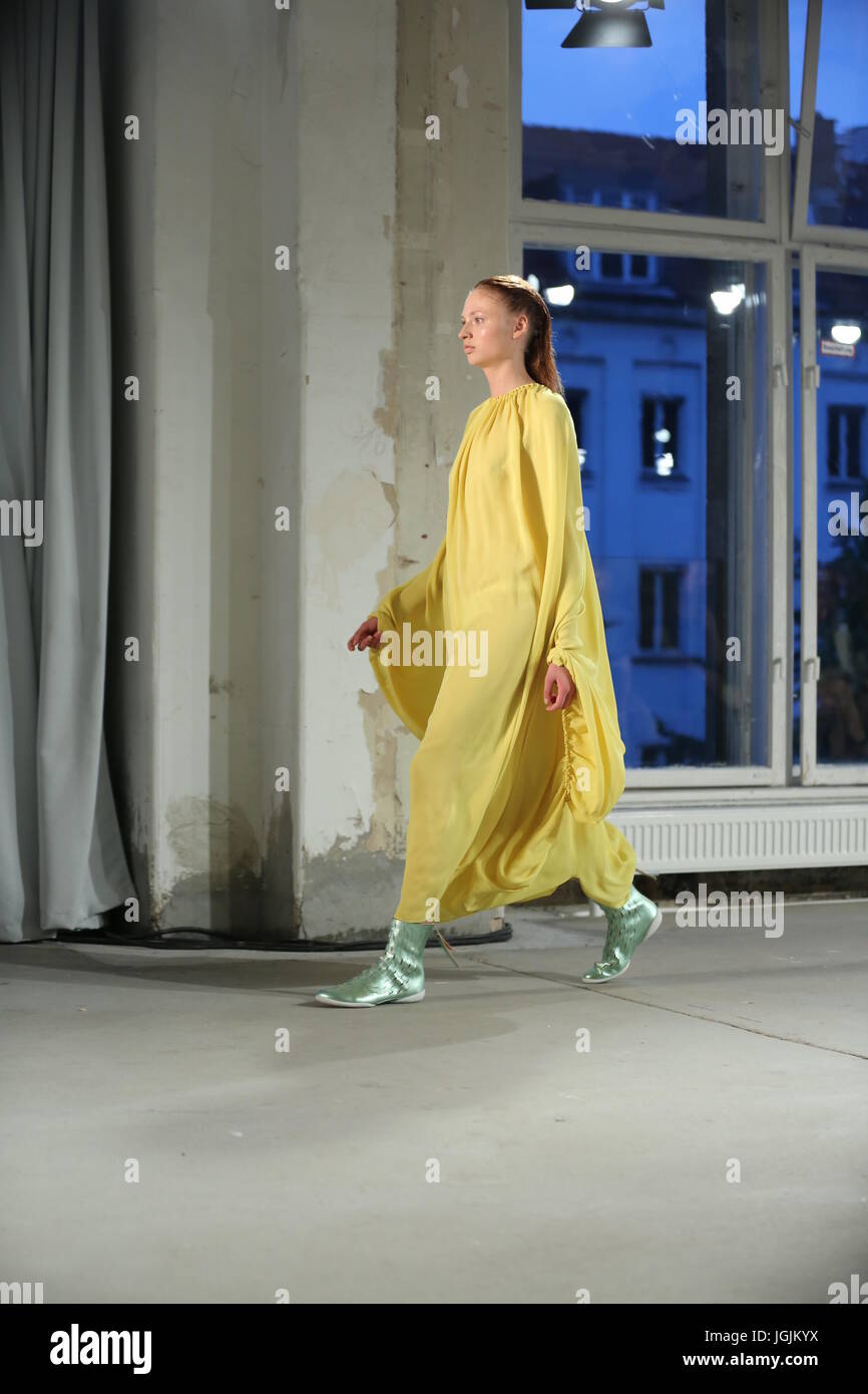 Berlin, Germany. 07th July, 2017. The photo shows models with the ...