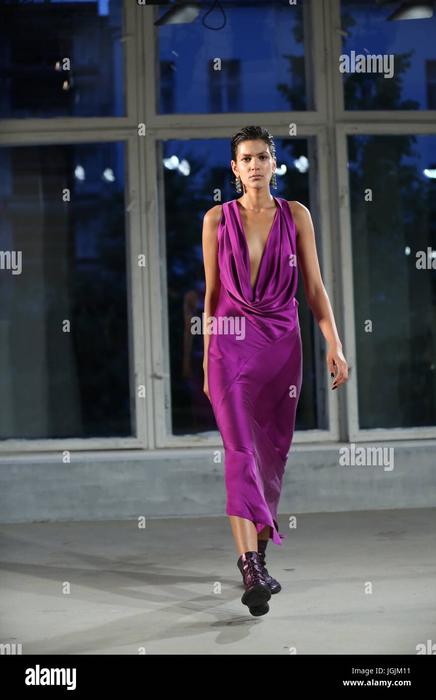 Berlin, Germany. 07th July, 2017. The photo shows models with the ...