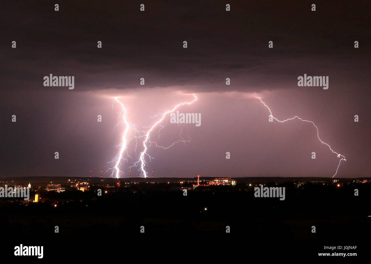 Lightning can be seen during a thunderstorm in the night over Gochsheim ...