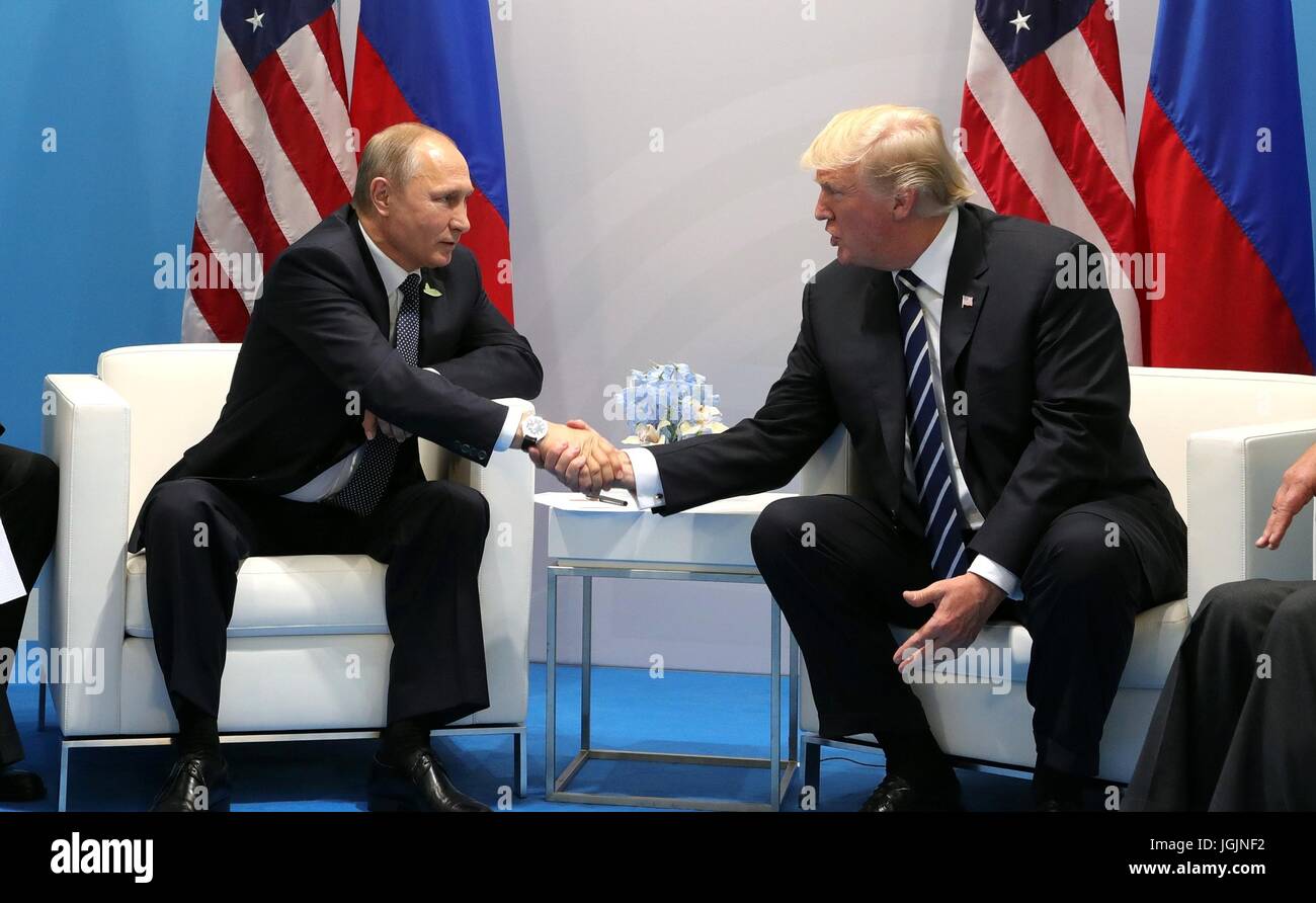Trump putin handshake hi-res stock photography and images - Alamy