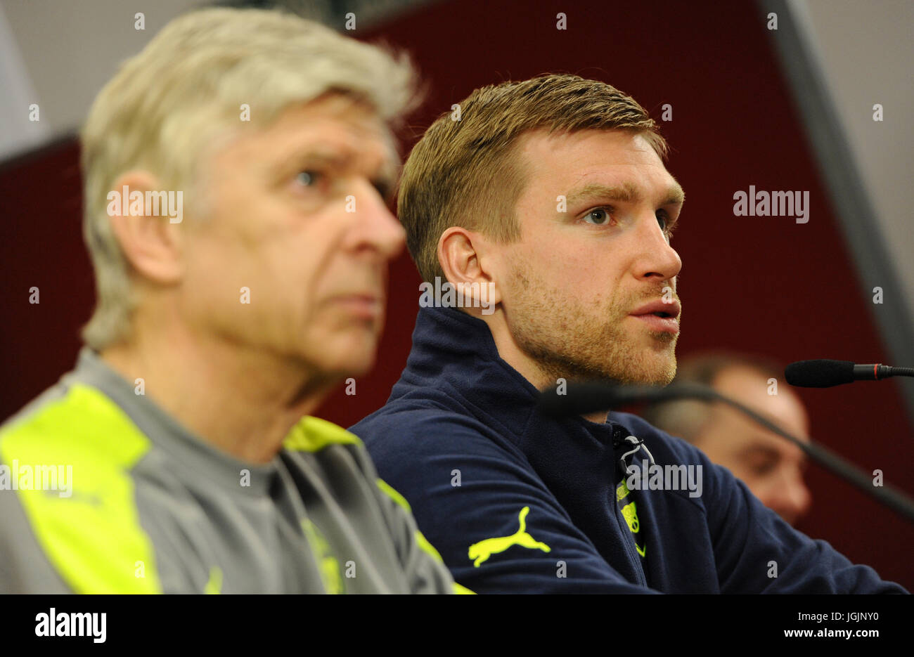 Mertesacker wenger hi-res stock photography and images - Alamy