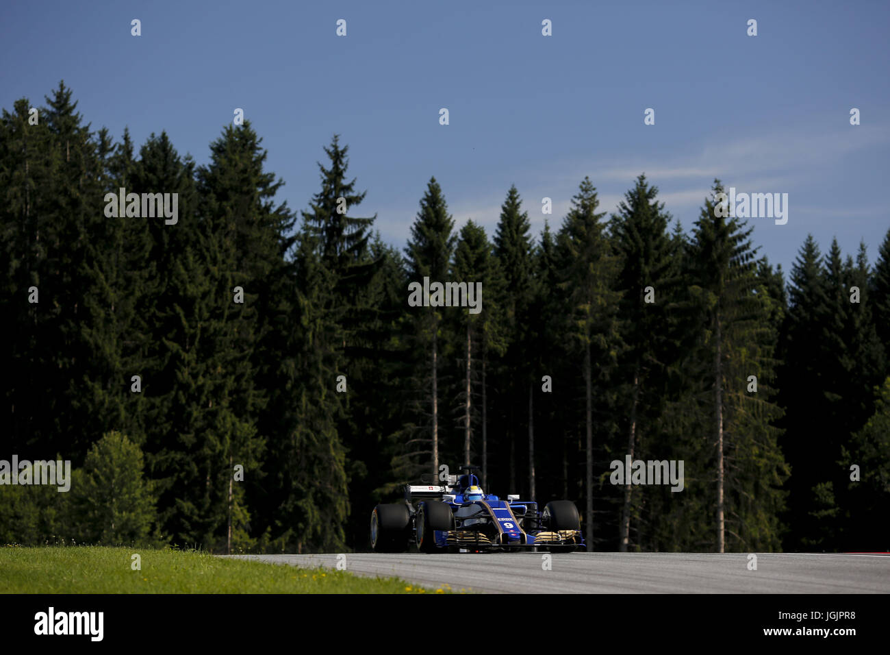 Sauber in first practice session hi-res stock photography and images ...