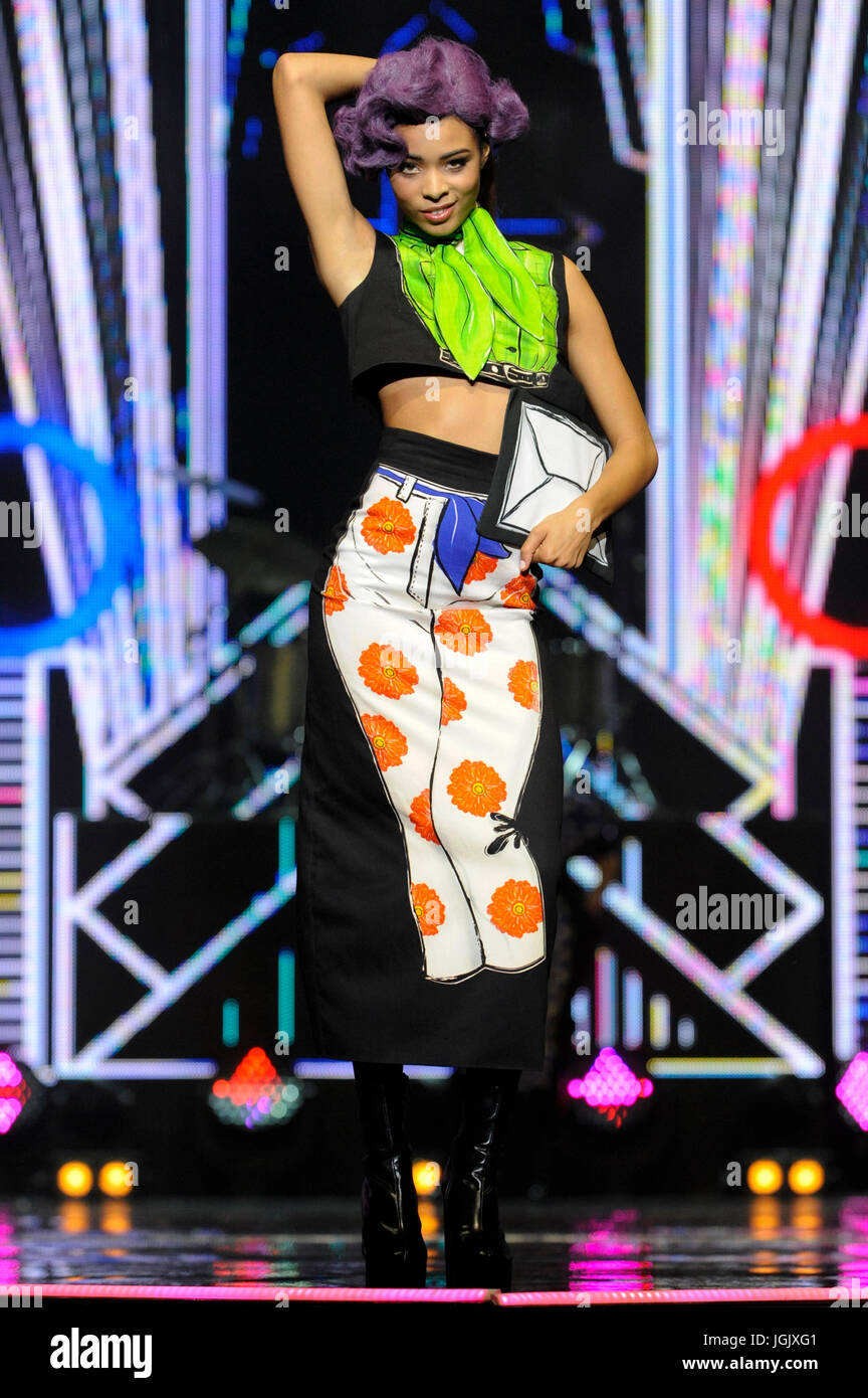 Echo model hi-res stock photography and images - Alamy