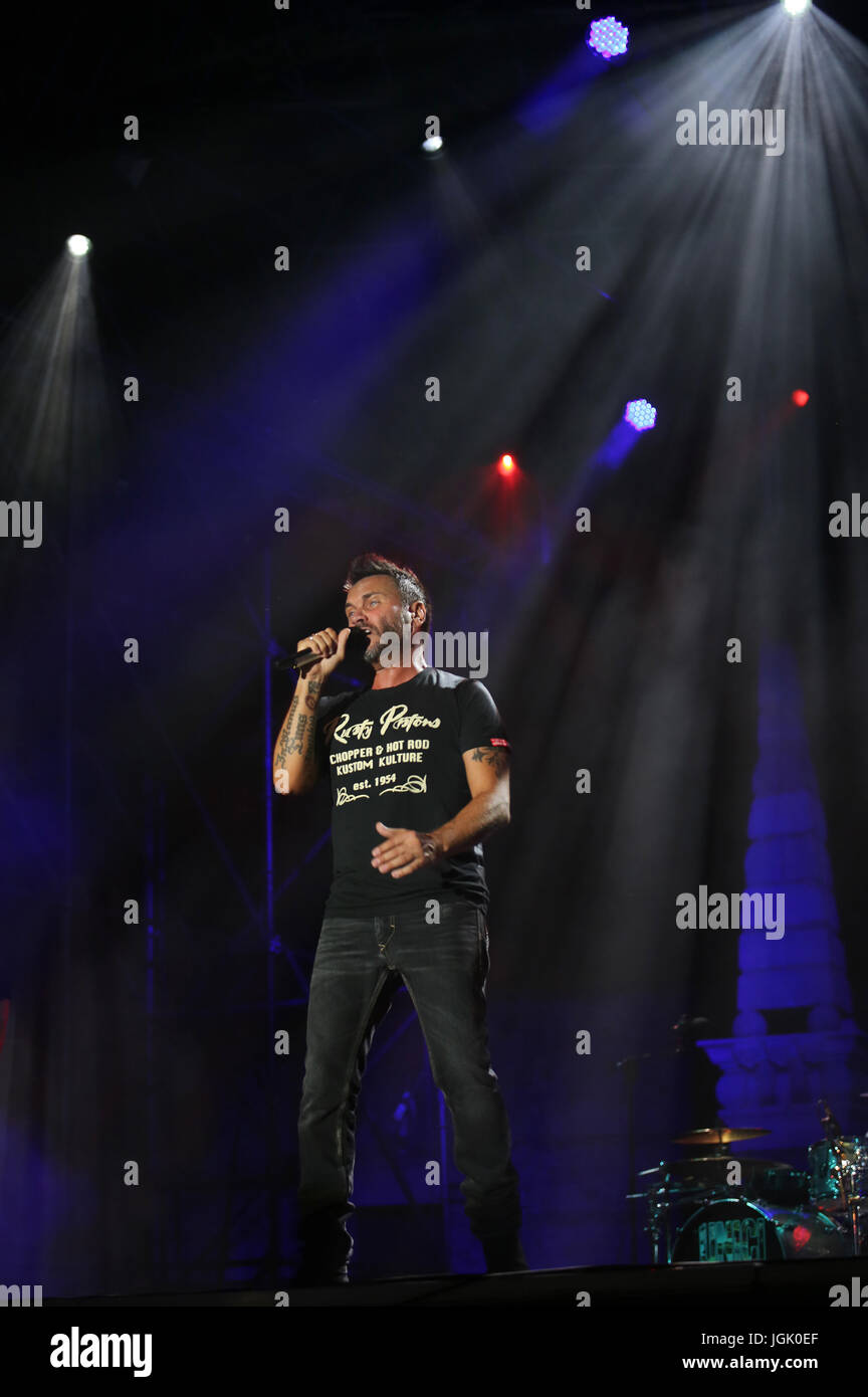 Italian singer nek hi-res stock photography and images - Alamy