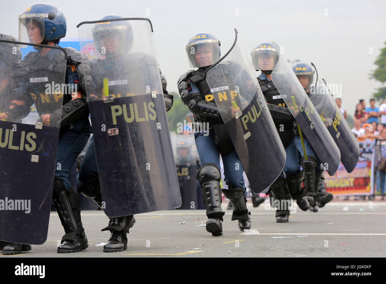 Manila, Philippines. 8th July, 2017. Policemen carrying shields run in ...