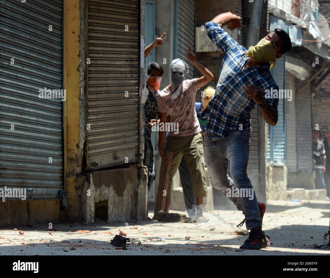 Throw bricks hi-res stock photography and images - Alamy