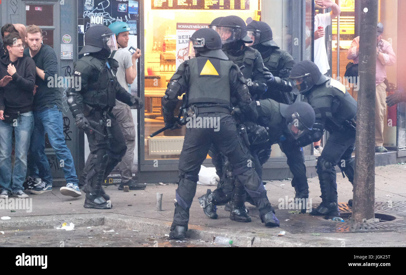 Hamburg, Germany. 7th July, 2017. Riot police deployed during ongoing ...