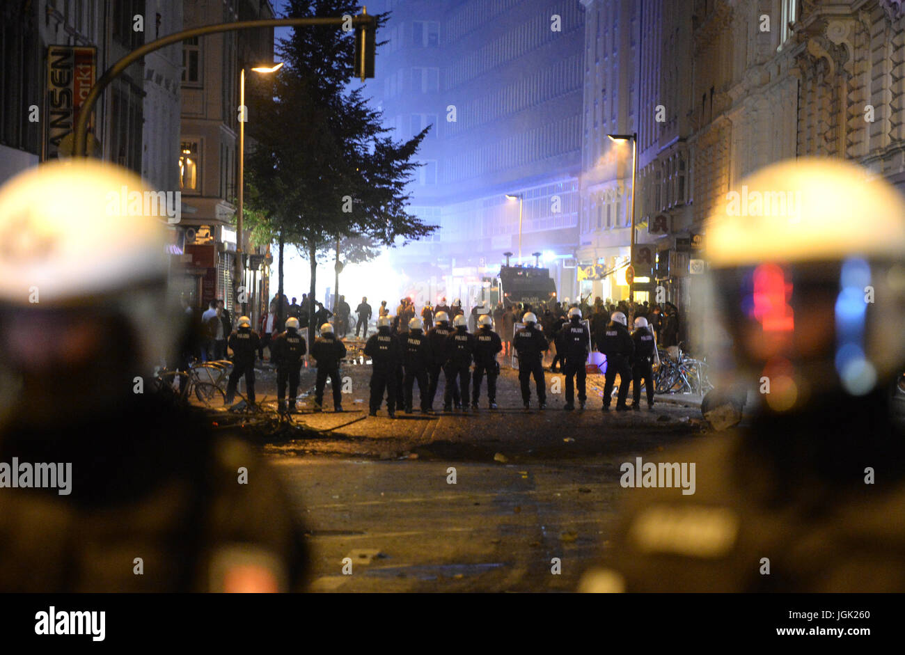 Hamburg, Germany. 7th July, 2017. Riot police deployed during ongoing ...