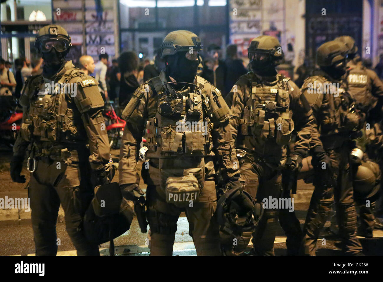 Hamburg, Germany. 7th July, 2017. Special armed police units are deployed during escalating ...