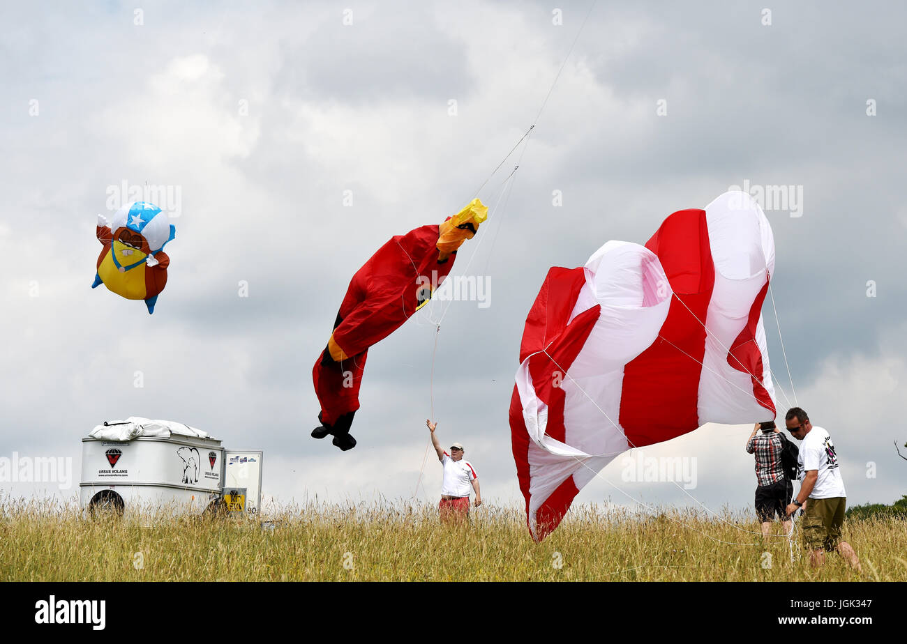 Brighton, UK. 8th July, 2017. Giant kites are launched in hot weather ...