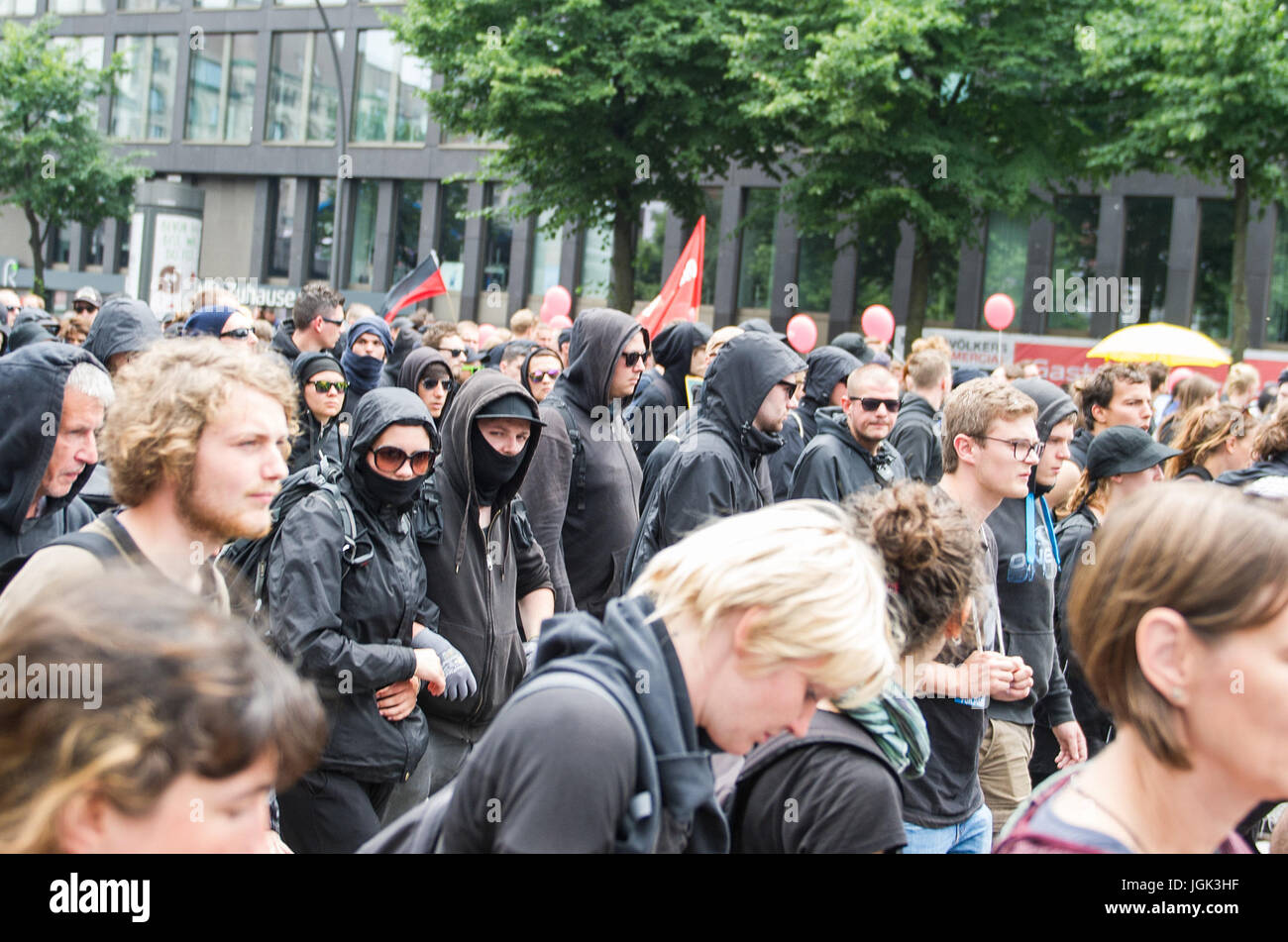 Hamburg, Germany. 8th July, 2017. Members of the so-called 'black bloc' at the 'Borderless ...