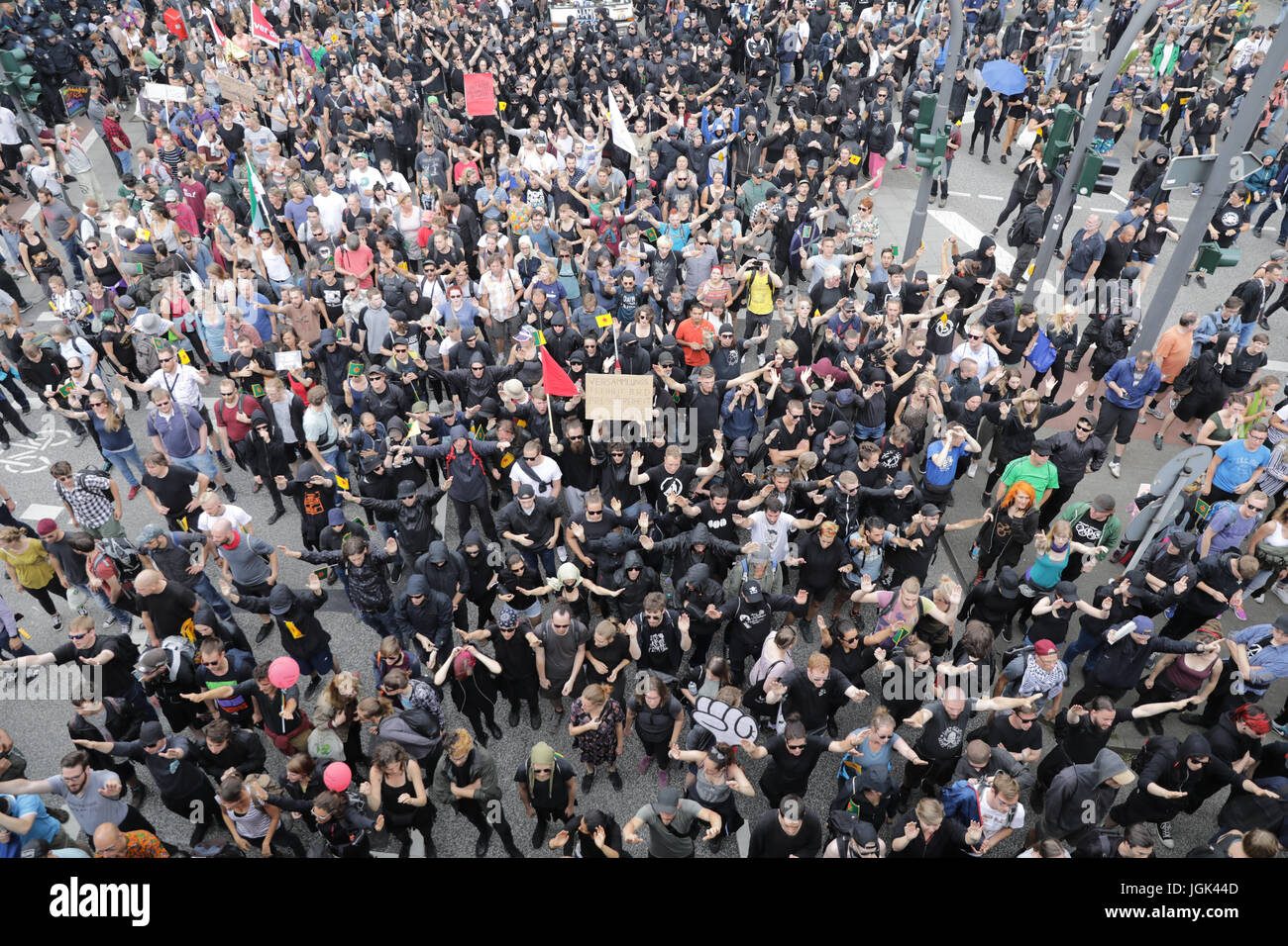 Hamburg, Germany. 8th July, 2017. Black bloc supporters at the 'Borderless Solidarity rather ...