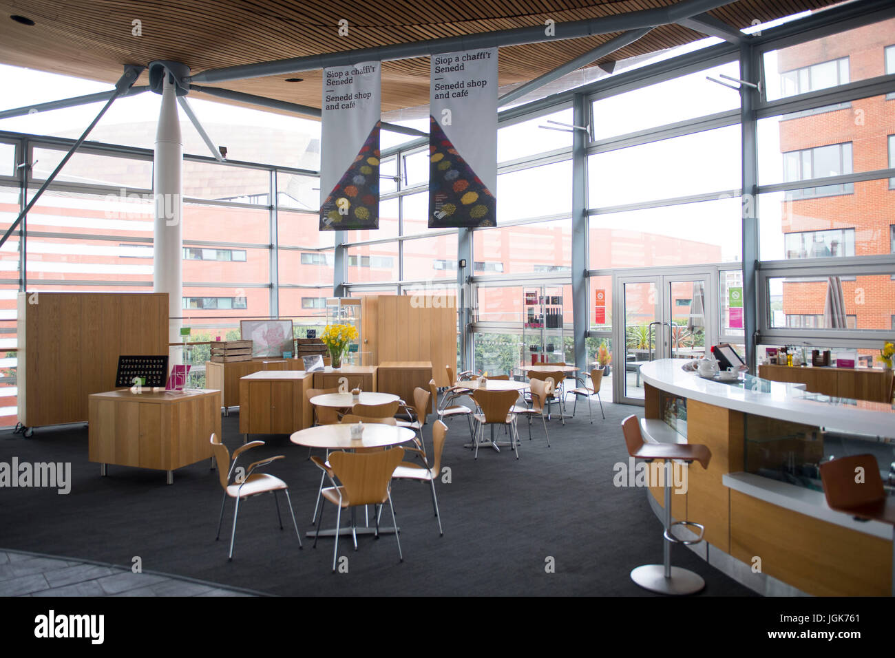 Cardiff bay cafe hi-res stock photography and images - Alamy