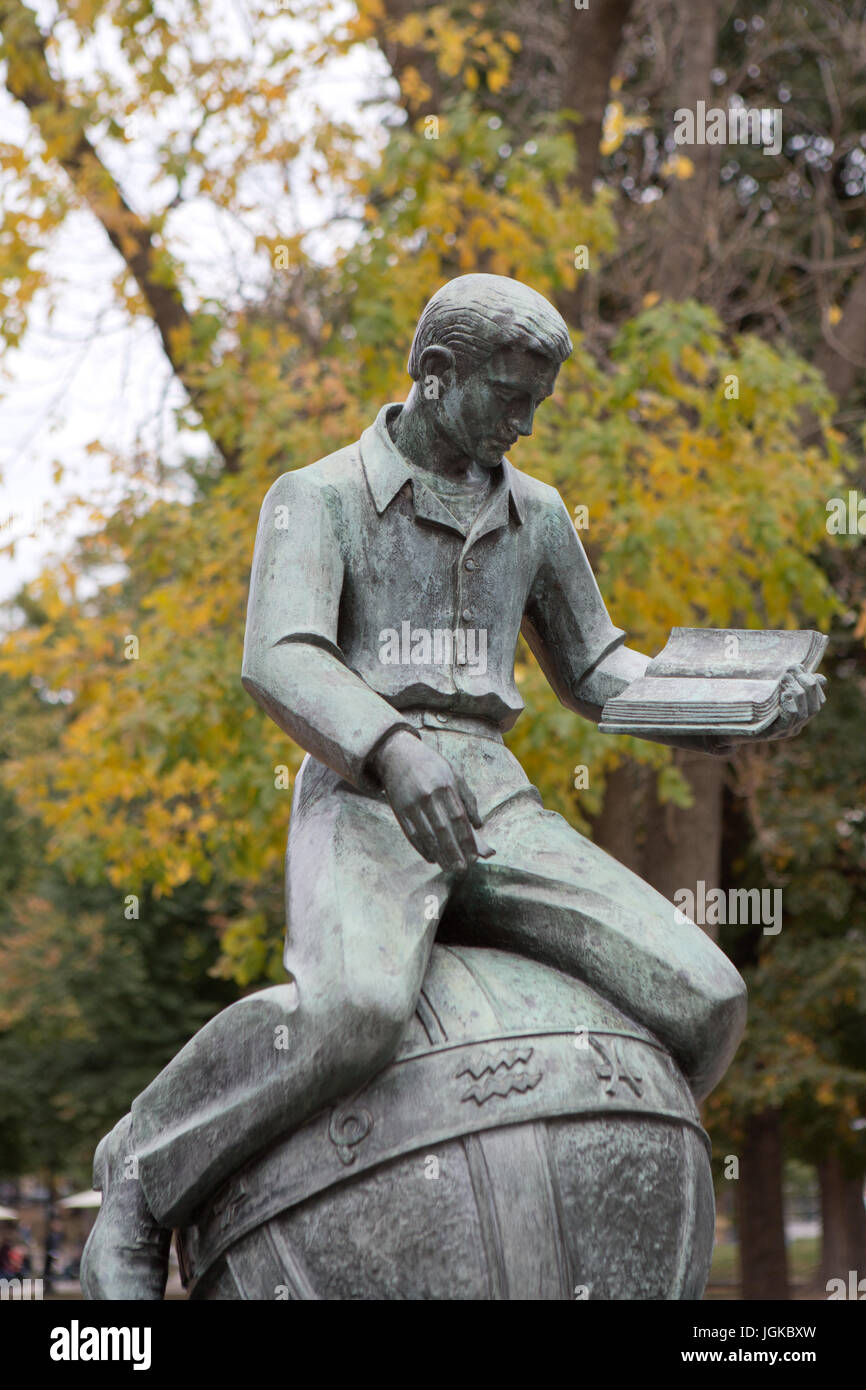 Statue man reading hi-res stock photography and images - Alamy