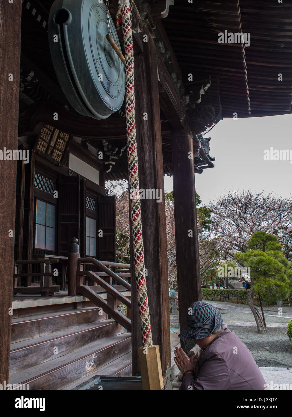 Japanese woman praying honkakuji hi-res stock photography and images ...